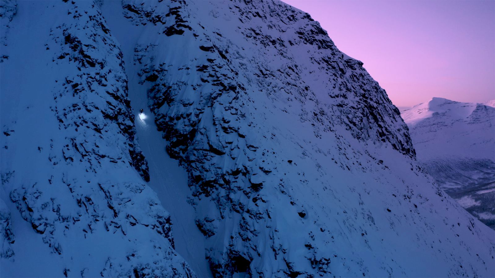 Antti Autti letar de bästa linjerna norr om polcirkeln - Åka Skidor